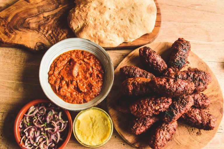 Servië - Cevapi in Lepinja brood met Ajvar saus en Kajmak